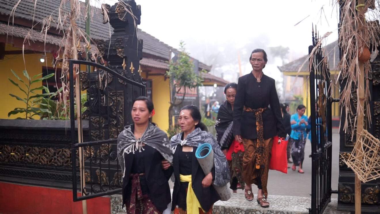 MENGENAL KAWENG CIRI KHAS PAKAIAN BAGI WANITA SUKU TENGGER DAN MAKNANYA ...